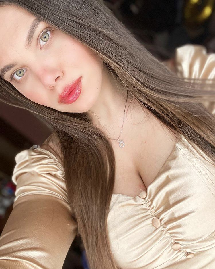 Elena, instagrameriță | Scrolller