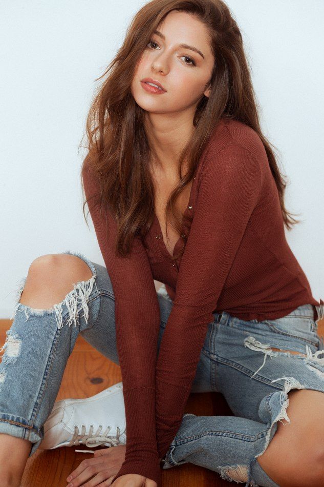 Elena Safavi | Scrolller