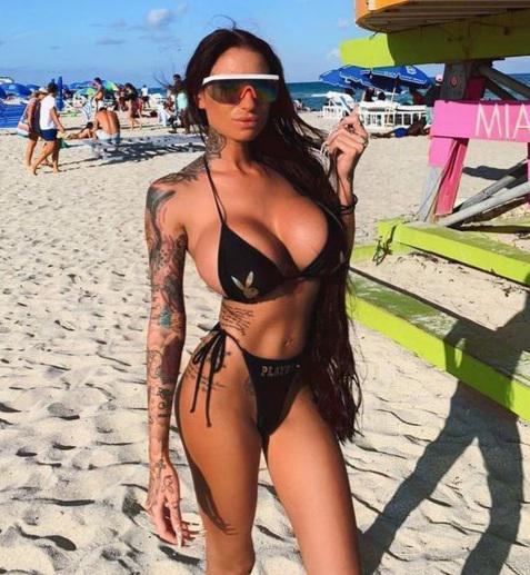 Elisa Selina - Beach Bimbo ⛱ | Scrolller