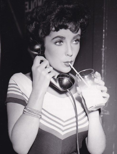 Elizabeth Taylor | Scrolller