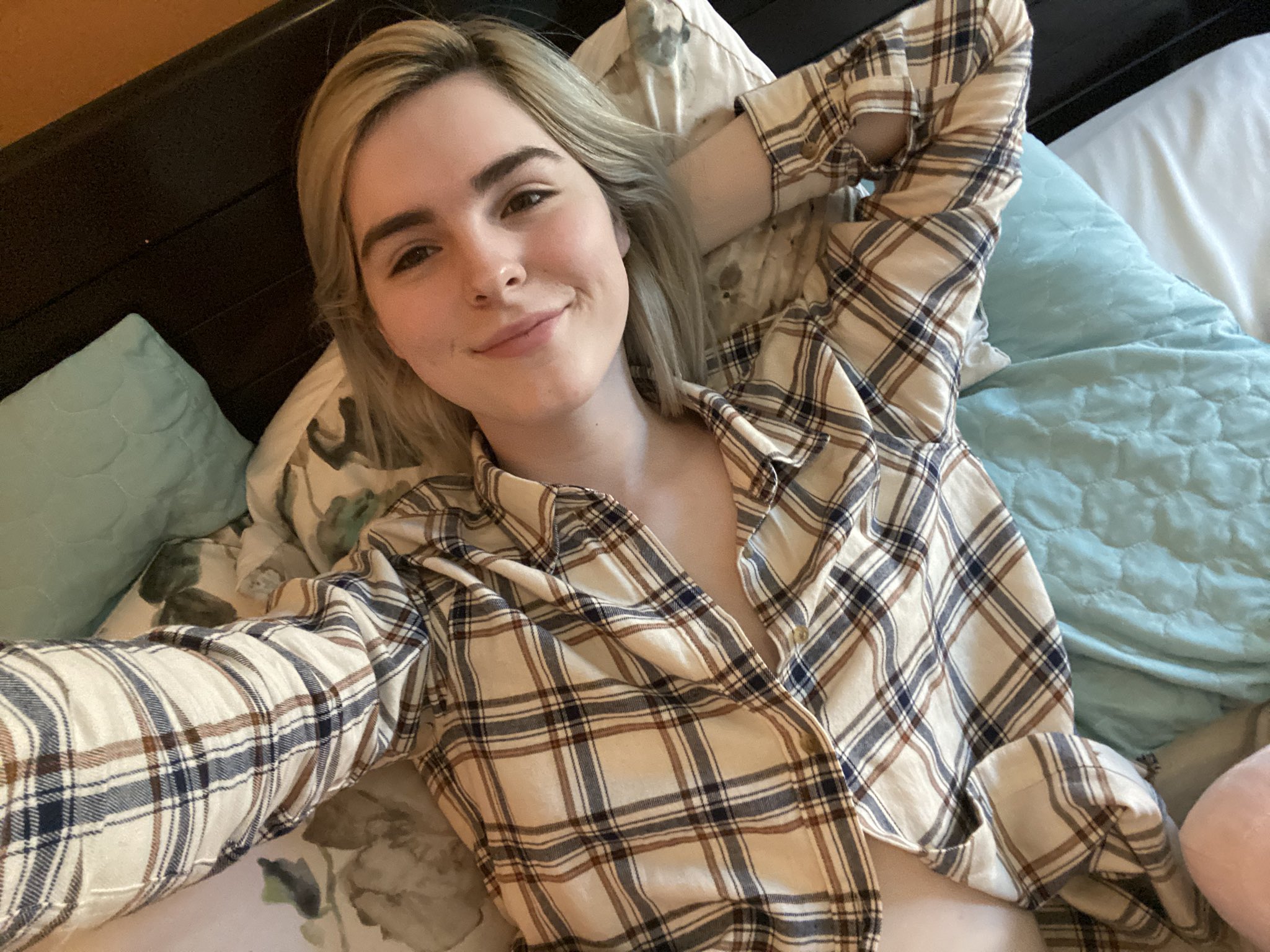 Ella Hollywood Scrolller