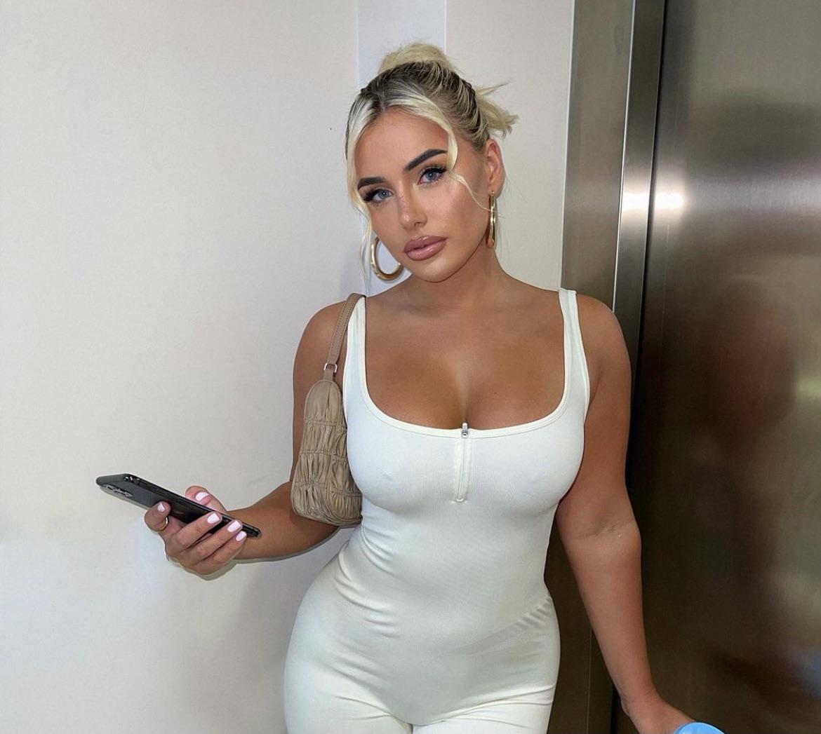 Ellie showing us those nips | Scrolller