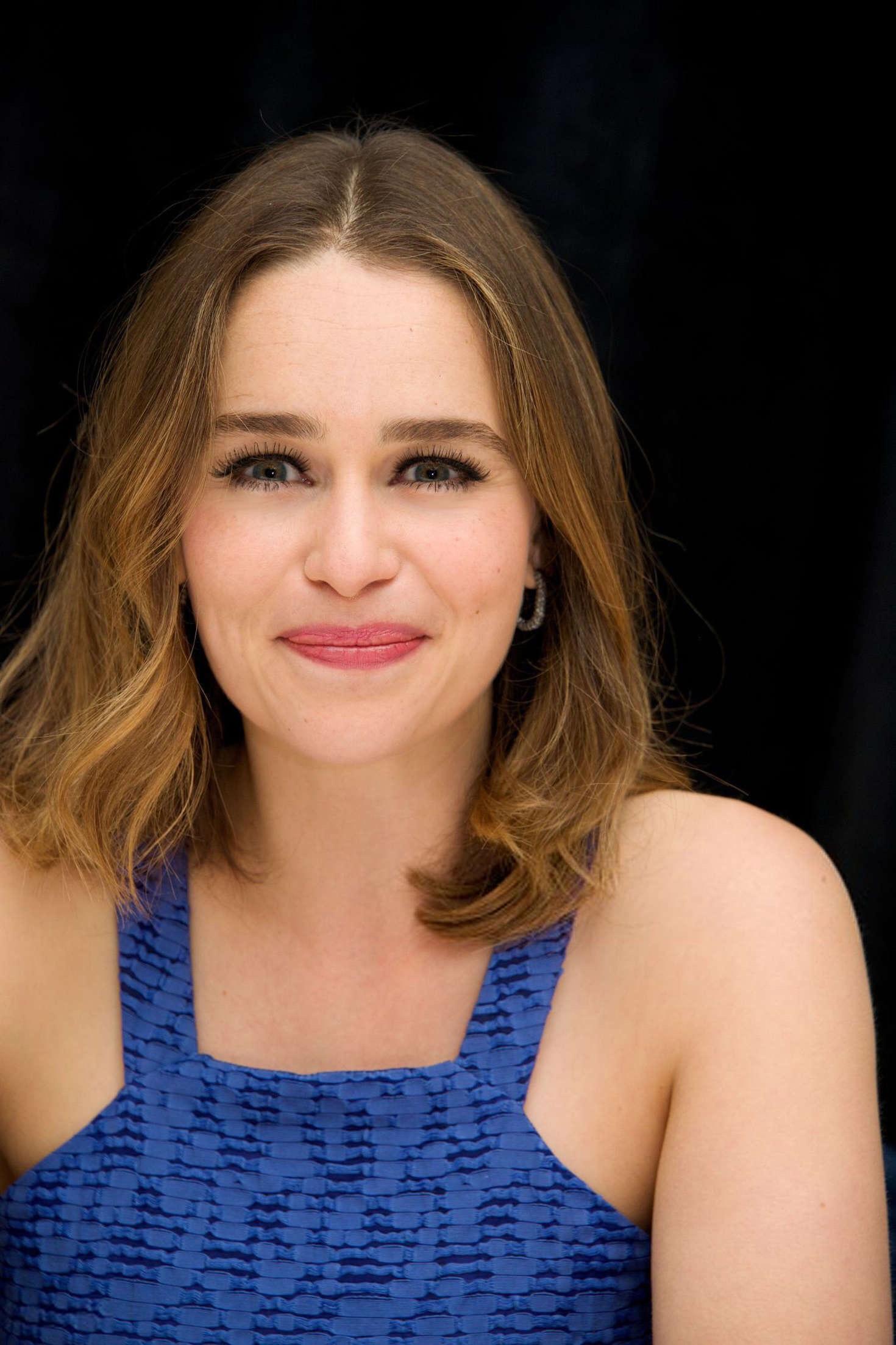 Emilia Clarke Scrolller