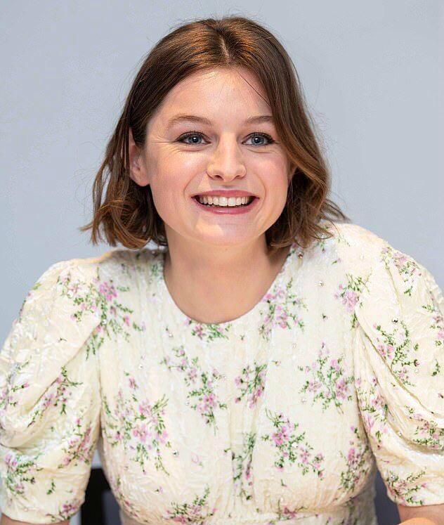 Emma Corrin [irtr] | Scrolller