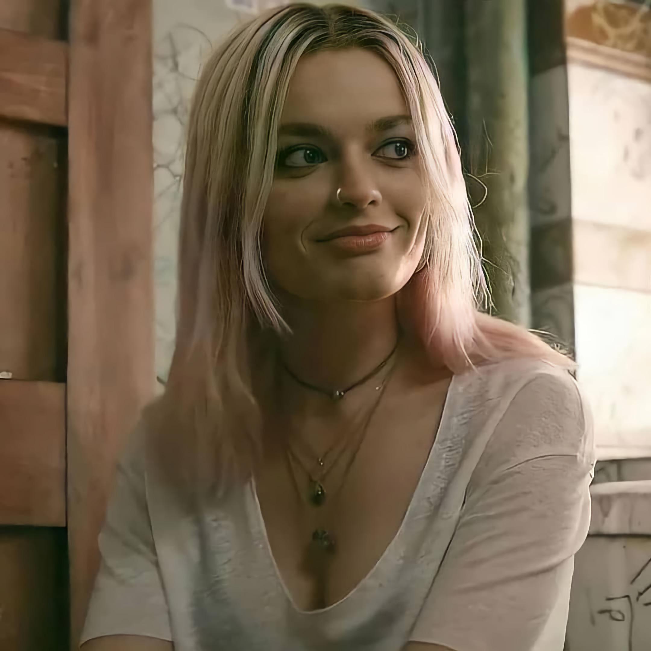 Emma Mackey | Scrolller