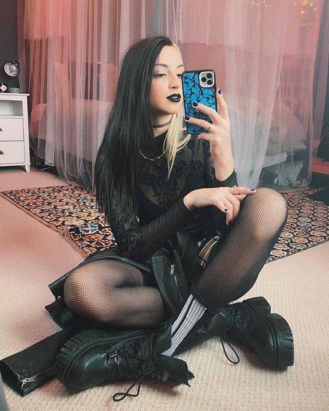 Emo 🖤 💀Gina | Scrolller