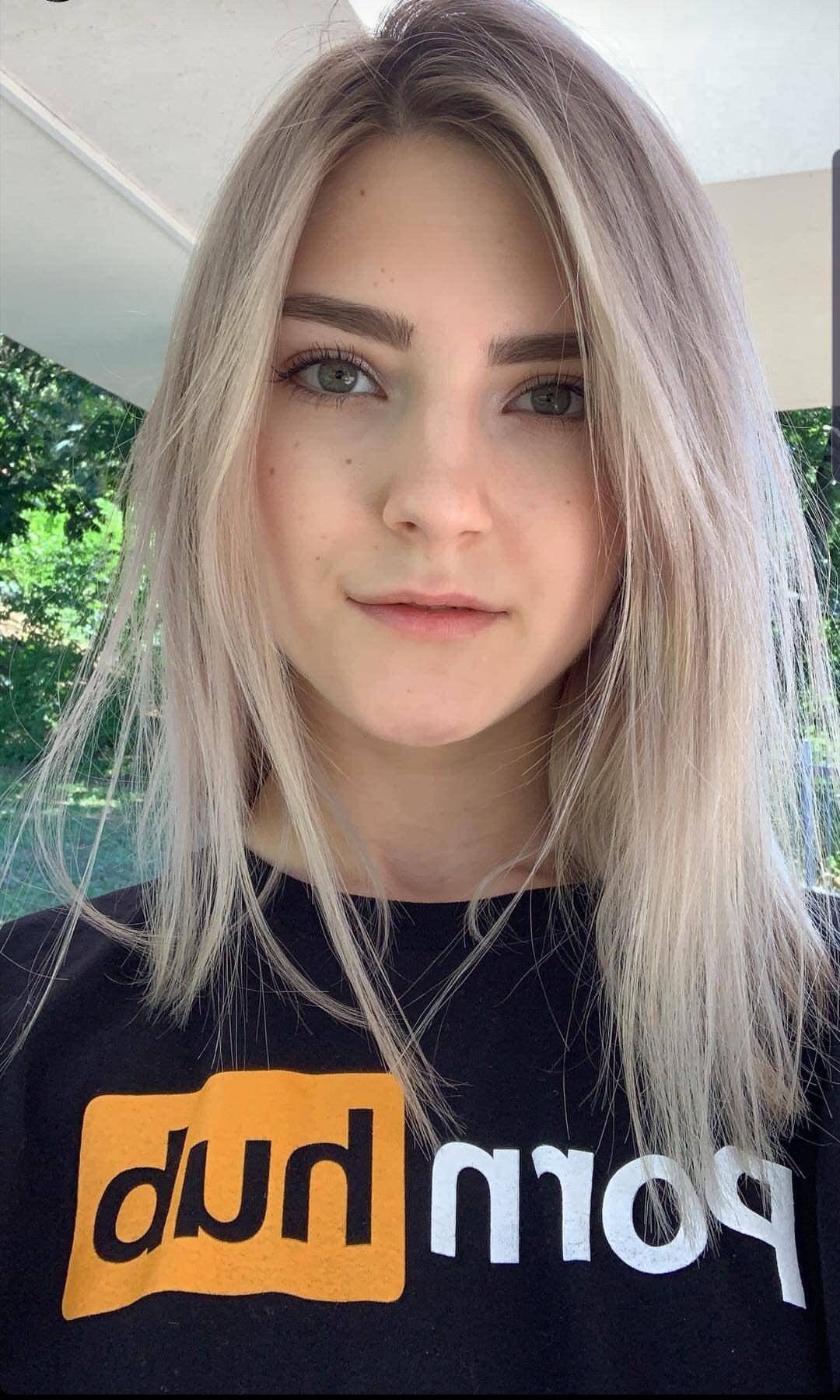 Eva Elfie Scrolller
