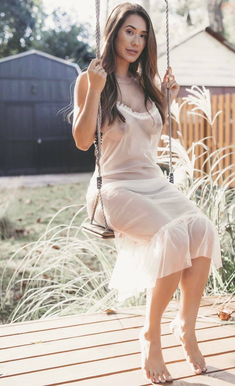 Eva Lovia | Scrolller