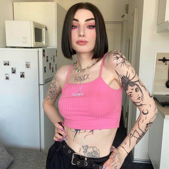 Evelyn🖤 | Scrolller