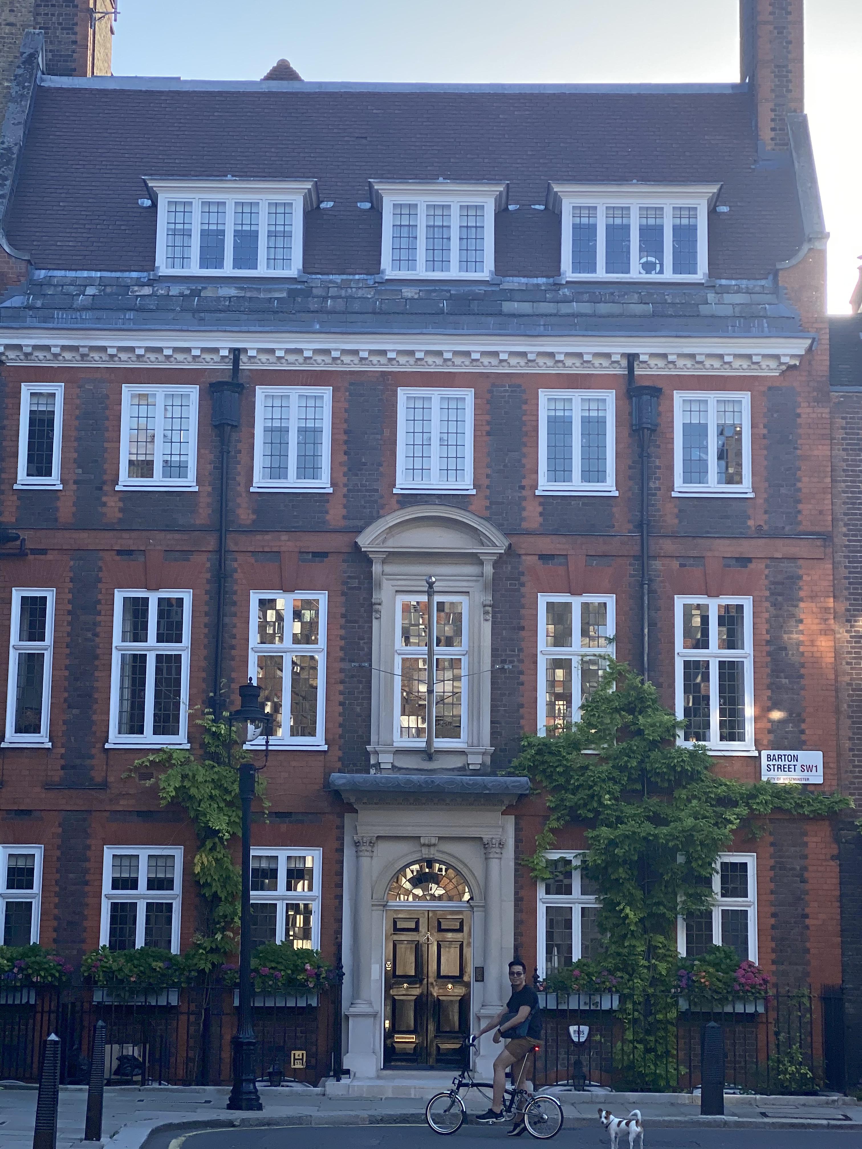 Exploring nooks of Central London. I really fell in love with my Brompton. Now look at that cute ...