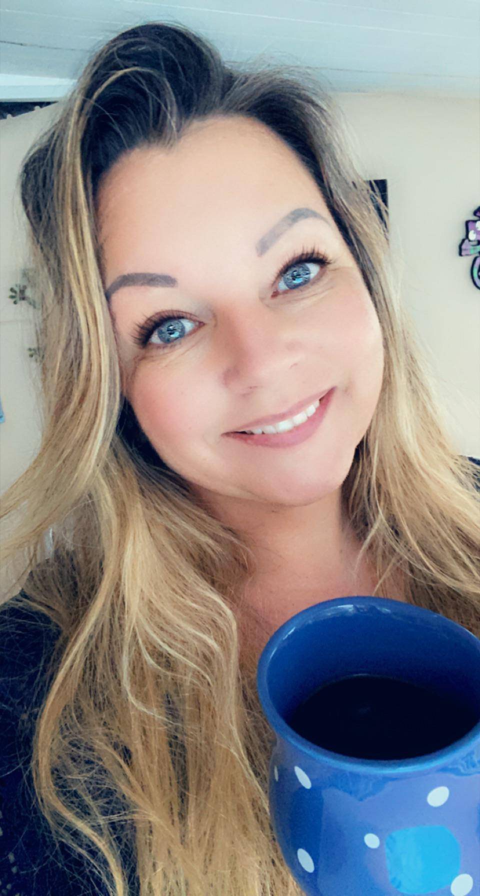 (F) 48, fresh faced mom of two. Great morning my loves! Have an amazing day. Let’s chat | Scrolller