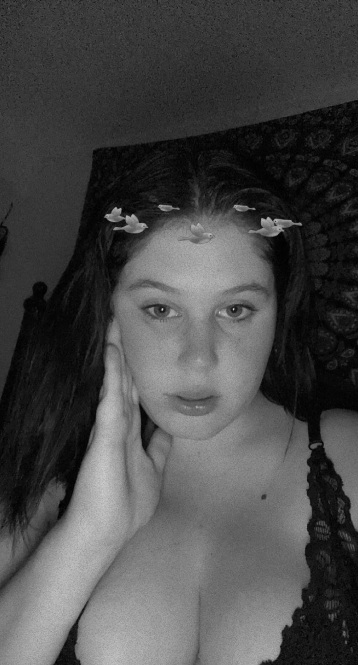 🕊 (19f) | Scrolller