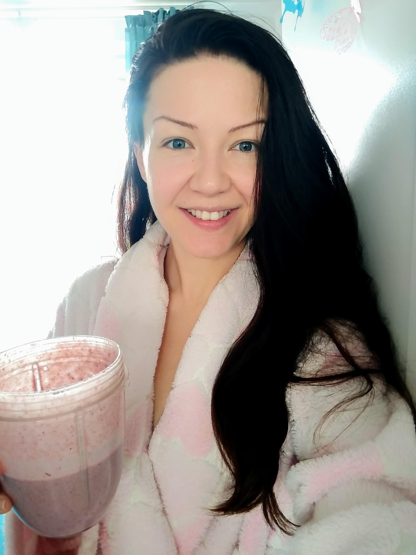 [F] anyone up for a healthy smoothie? 🍓 | Scrolller