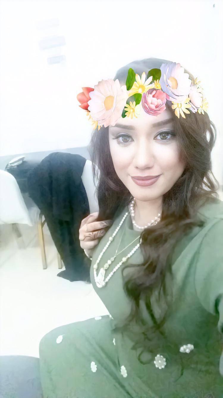 Busty Aunt Scrolller