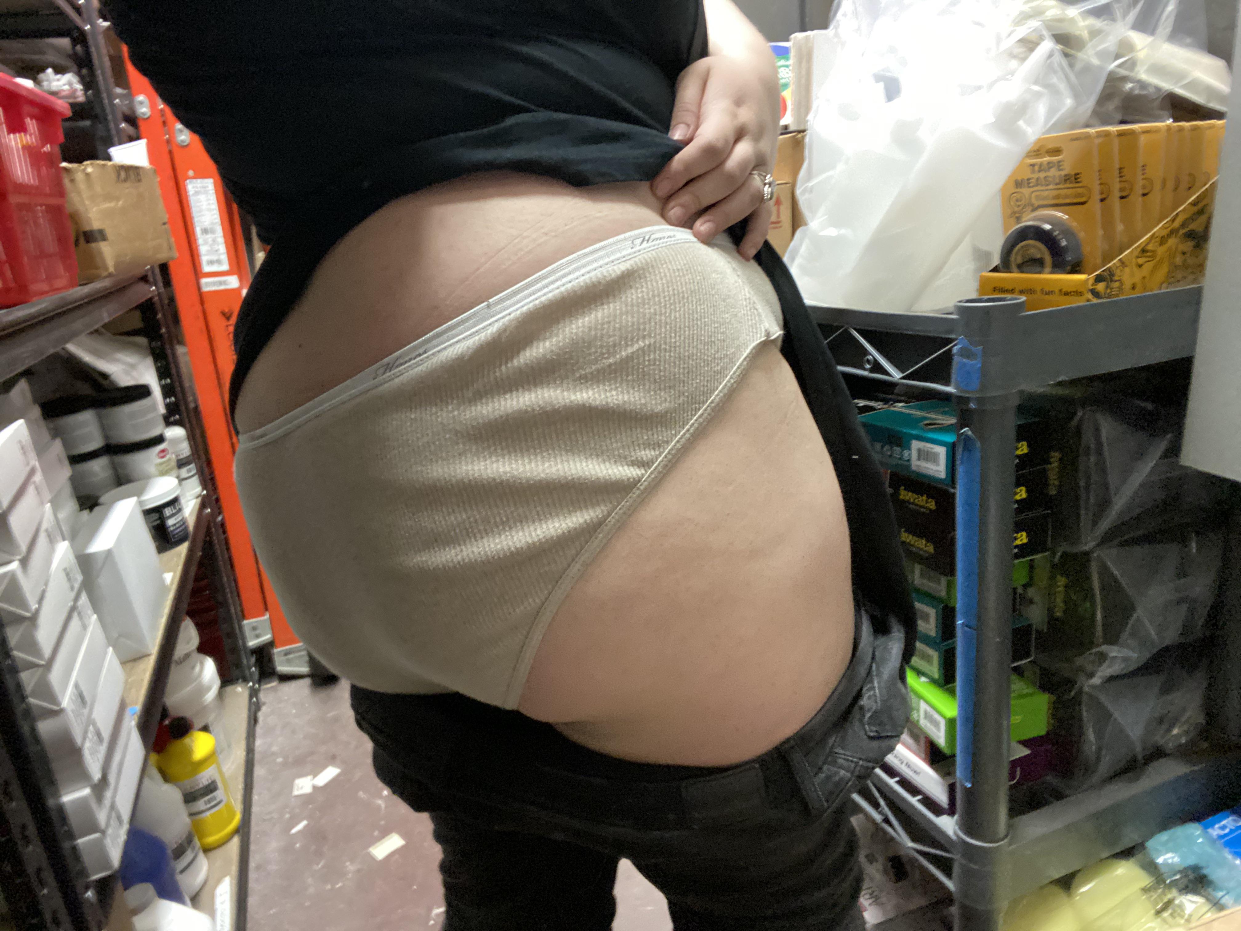 [F]elt naughty at work! 👀🍑 | Scrolller