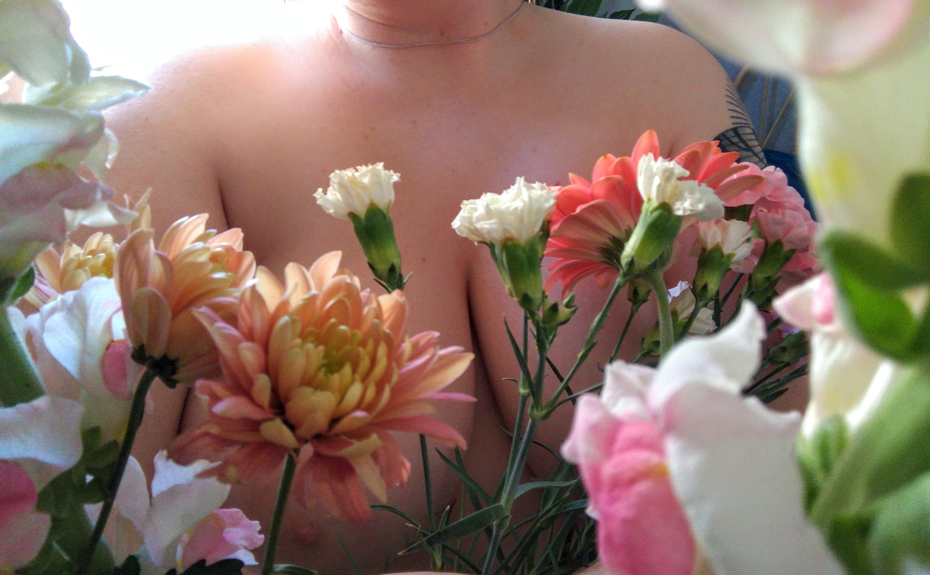 [F] f • e • m • i • n • i • n • e | Scrolller