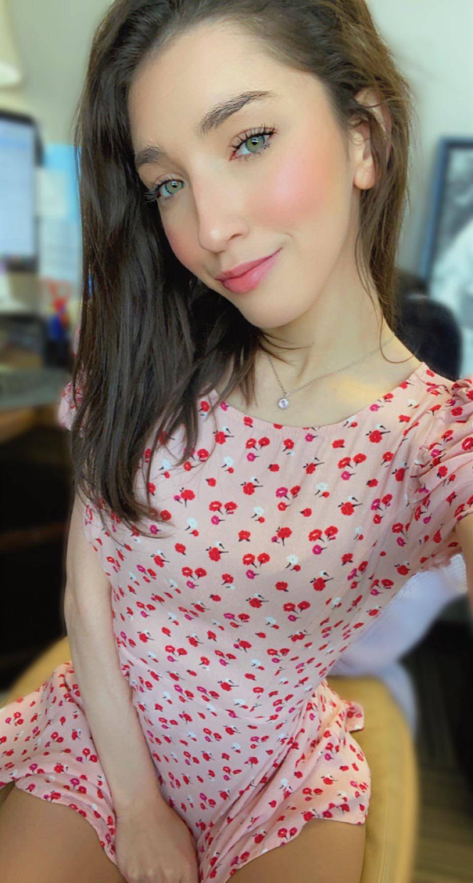 (f) i always wear short dresses for easy access.. just call me the perfect work wife 😉 | Scrolller