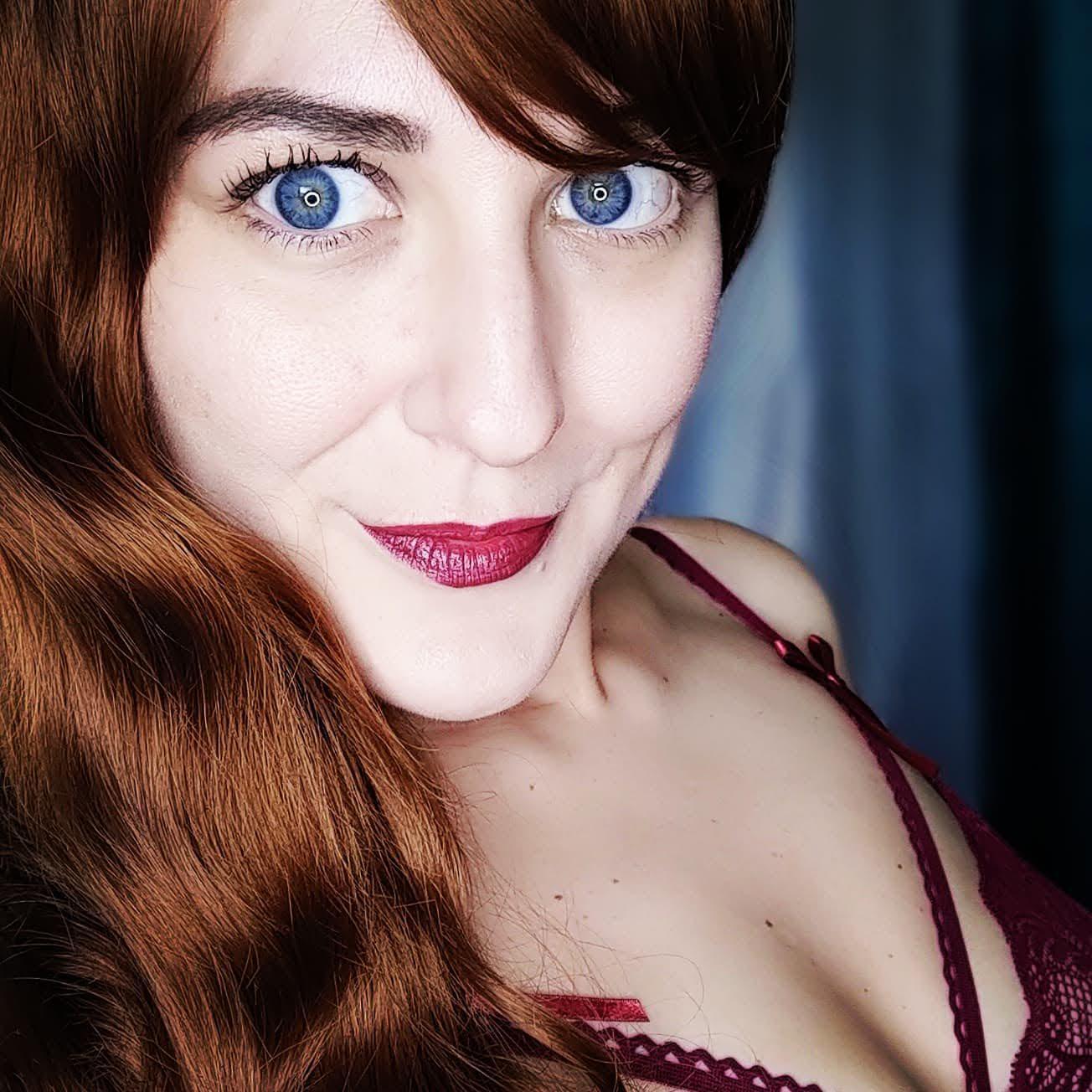 F26 Redhead With Pale Skin And Blue Eyes Am I Hot Scrolller