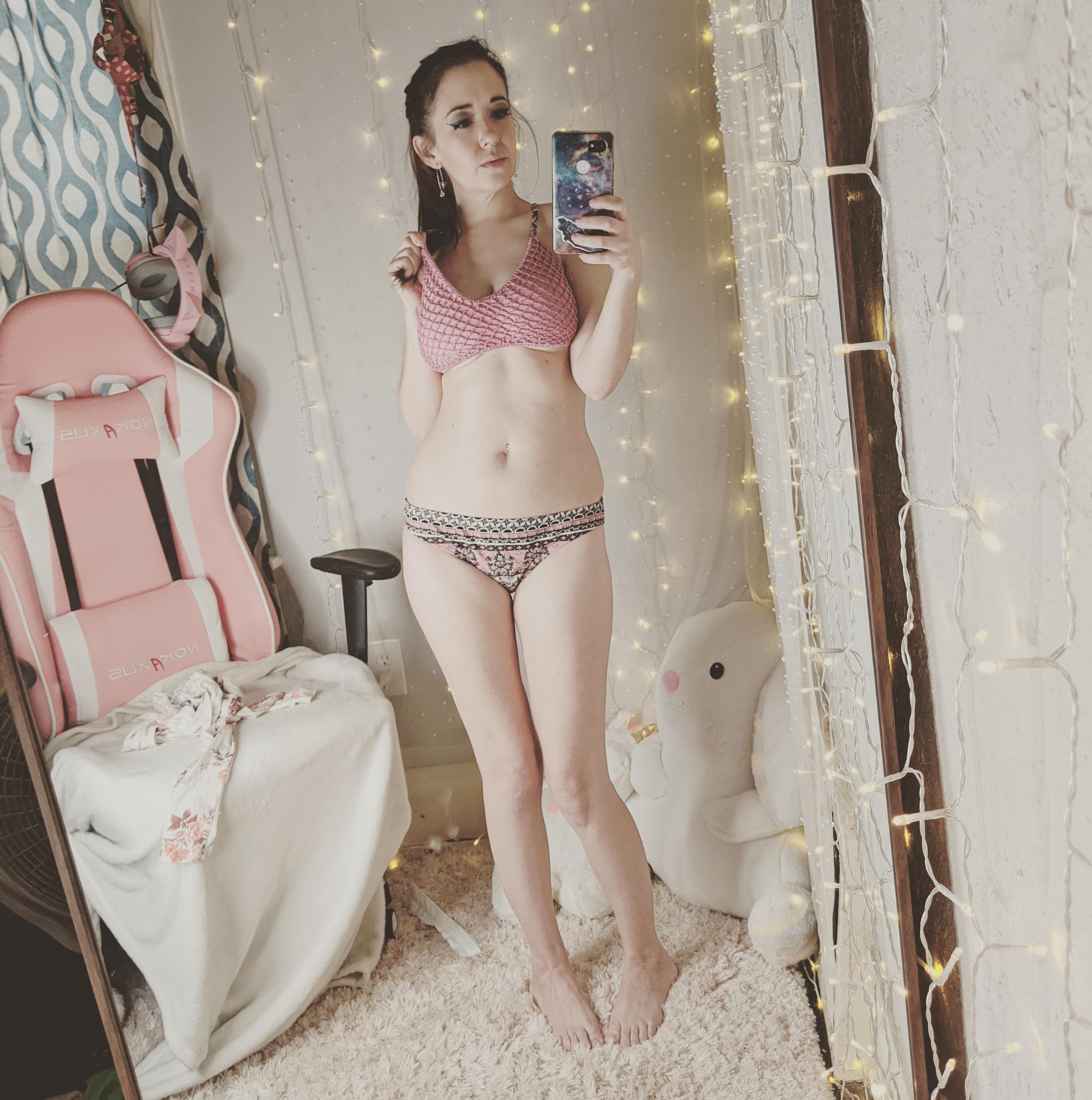 [F32] Hot or not? | Scrolller