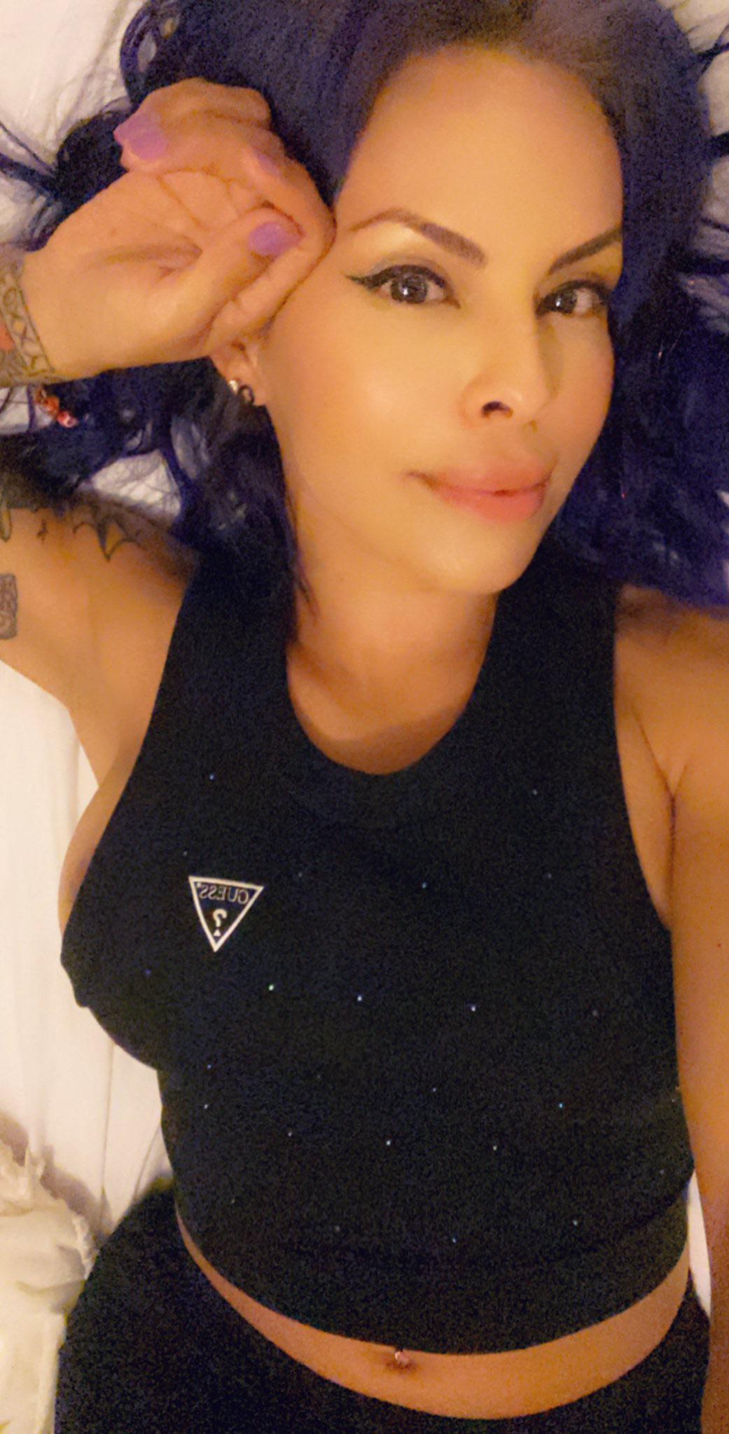 FaceTime shows available book for yours now | Scrolller