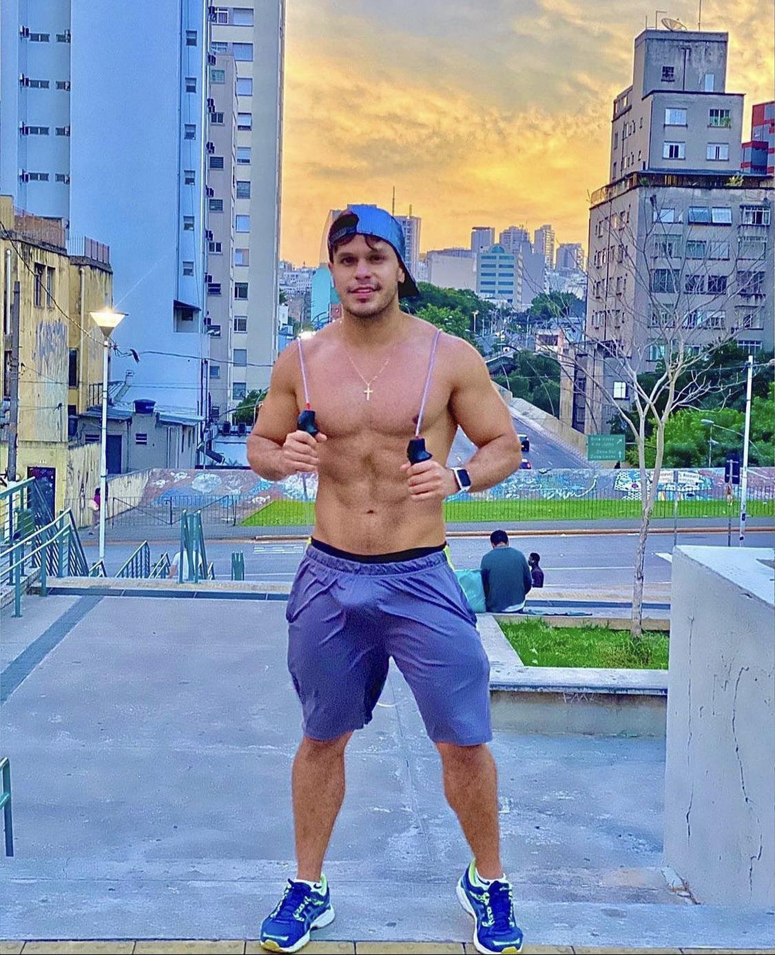 Fair wind 💨 | Scrolller