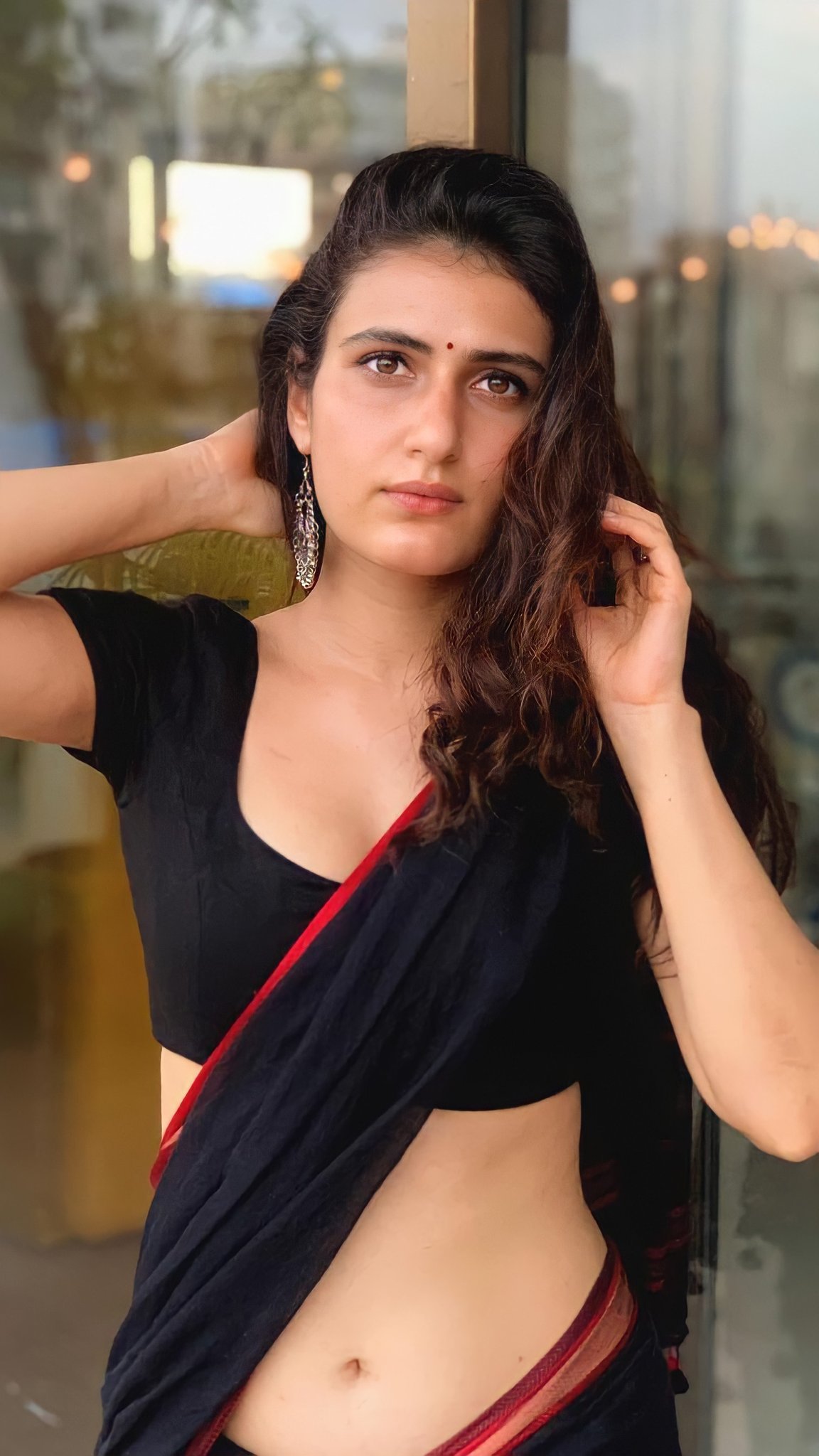 Fatima Sana Shaikh Navel In Black Saree Scrolller
