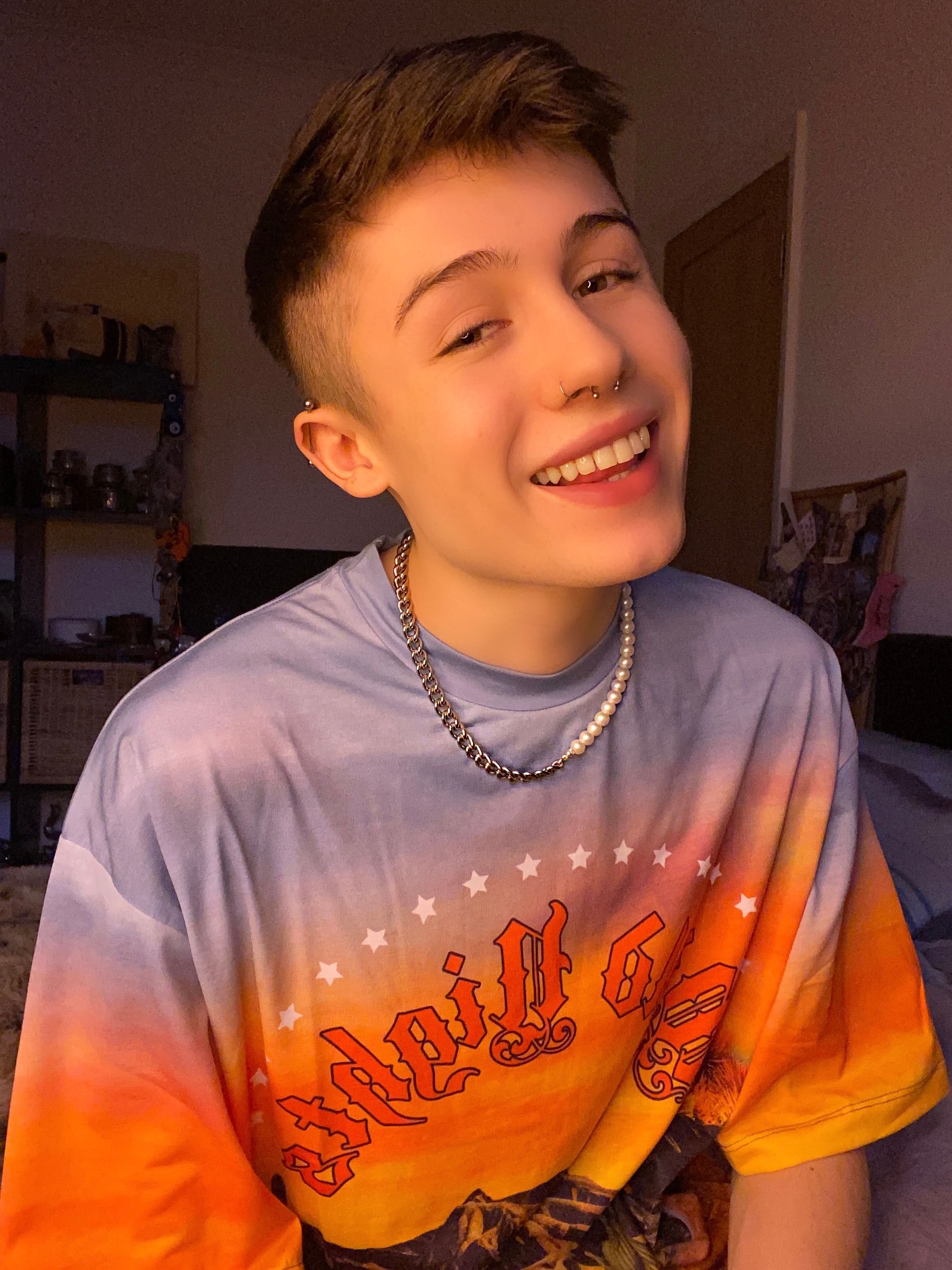 Favorite twink at your service 😋 | Scrolller