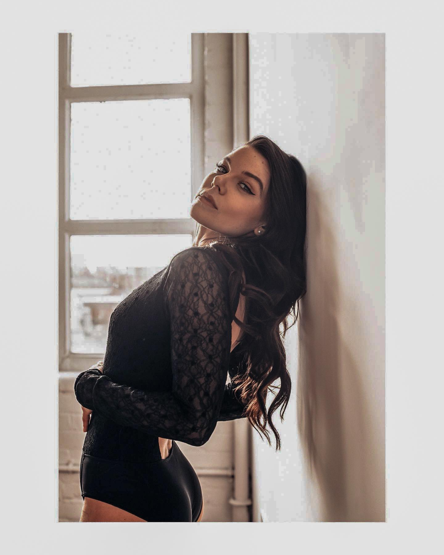 Faye Brookes | Scrolller