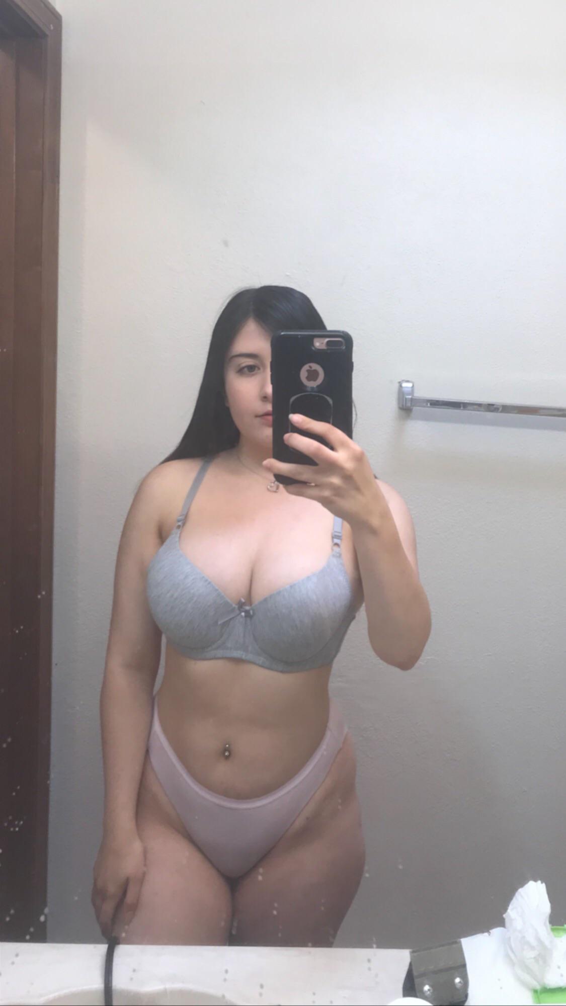 Feeling body confident, here’s a quick selfie before bed | Scrolller