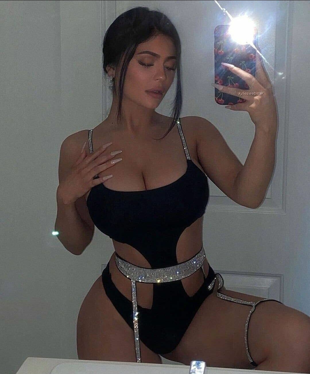 Feeling herself | Scrolller