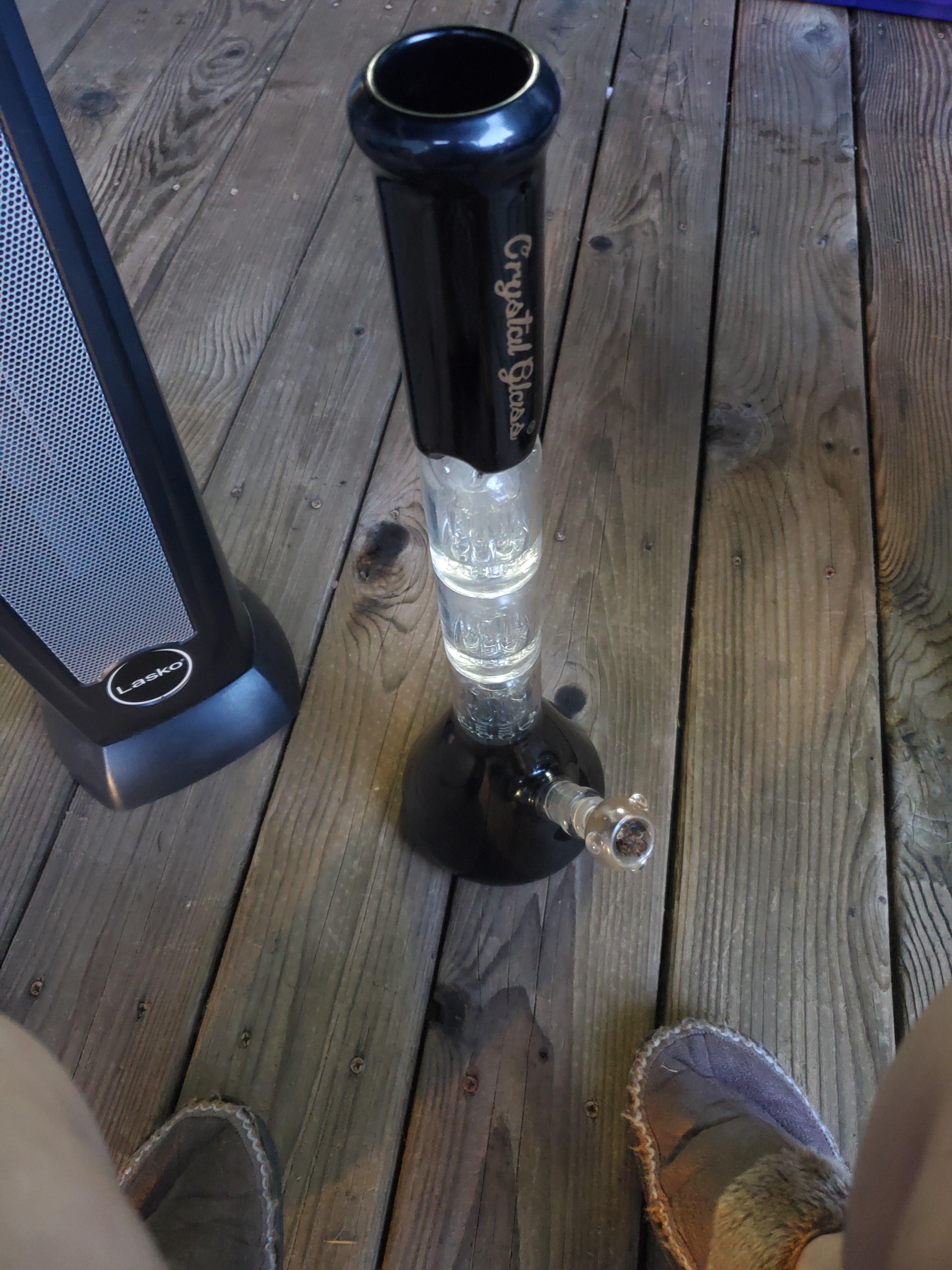 Feeling lonely so I'm smoking and feeling sad | Scrolller