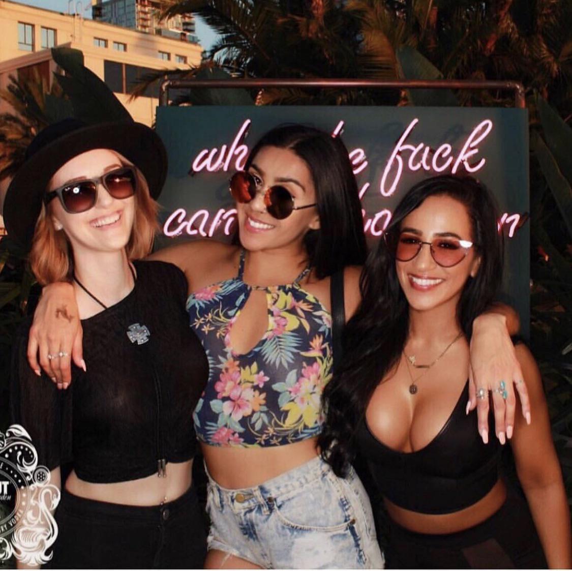 Festival gals | Scrolller