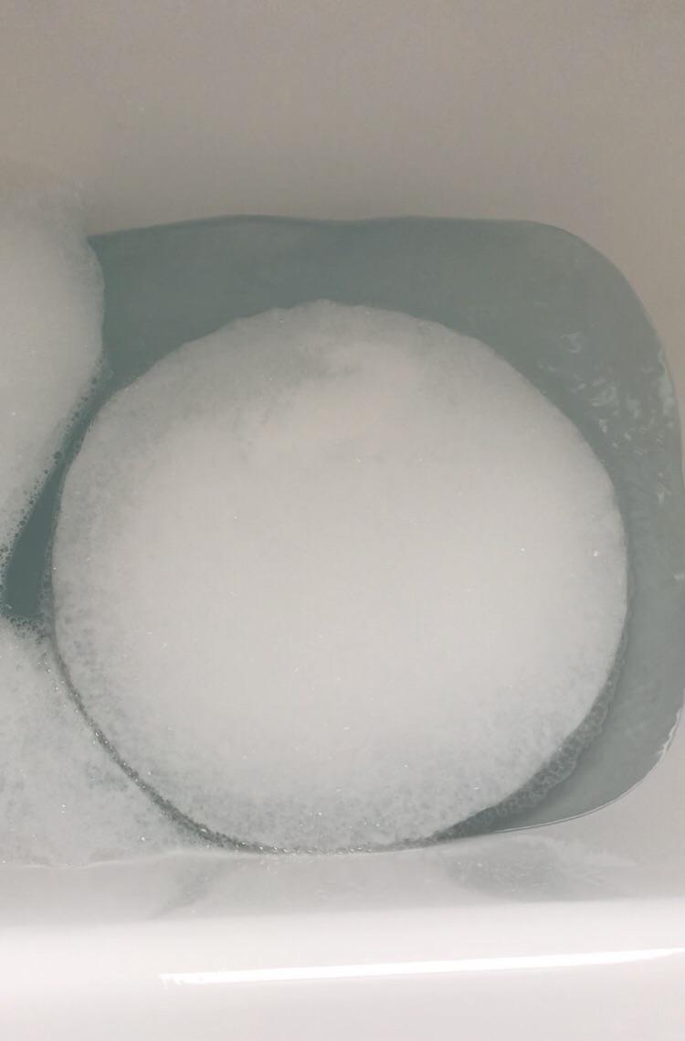 Filling the bathtub with the shower hose and it’s created the perfect bubble circle. | Scrolller