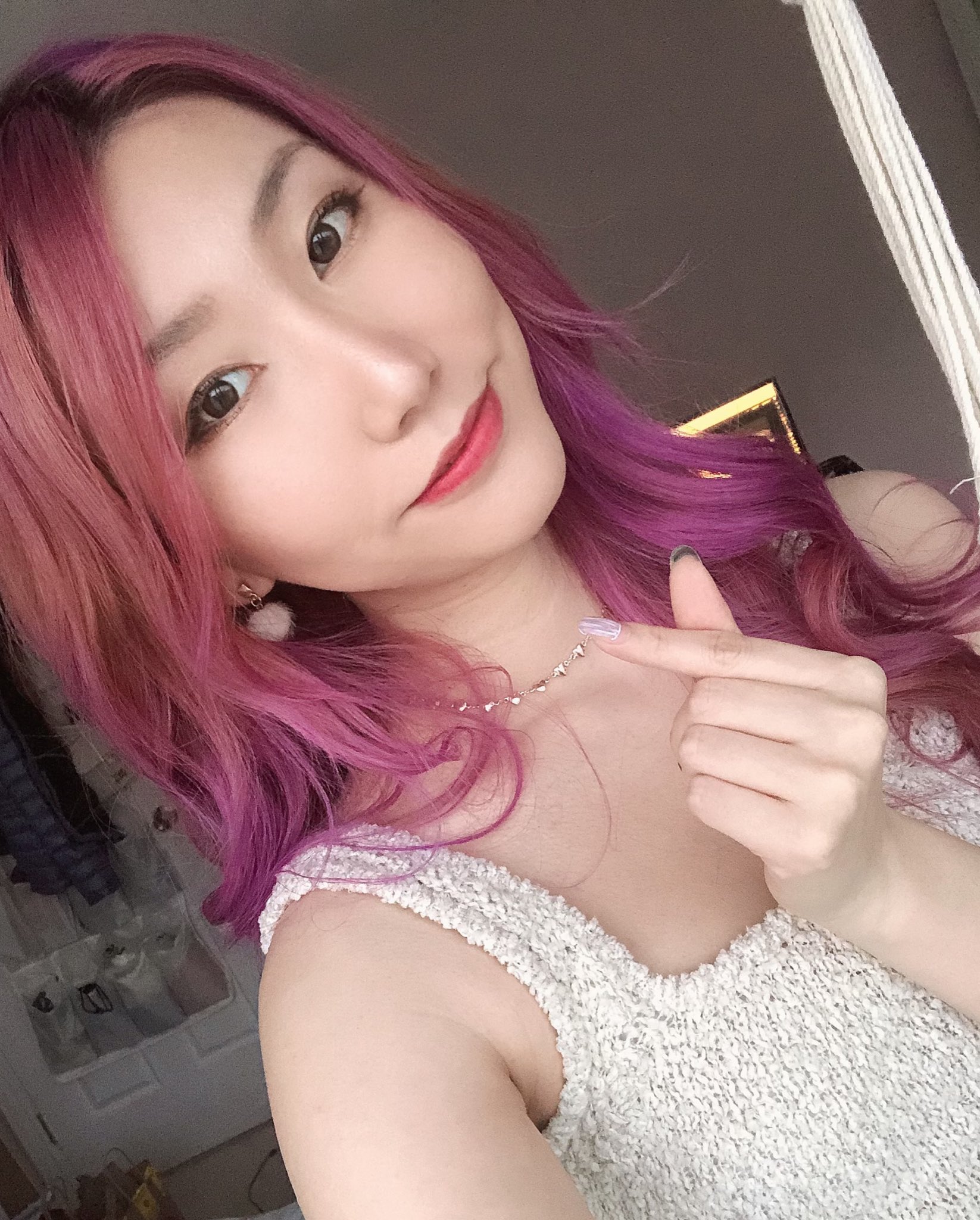 Finger heart | Scrolller