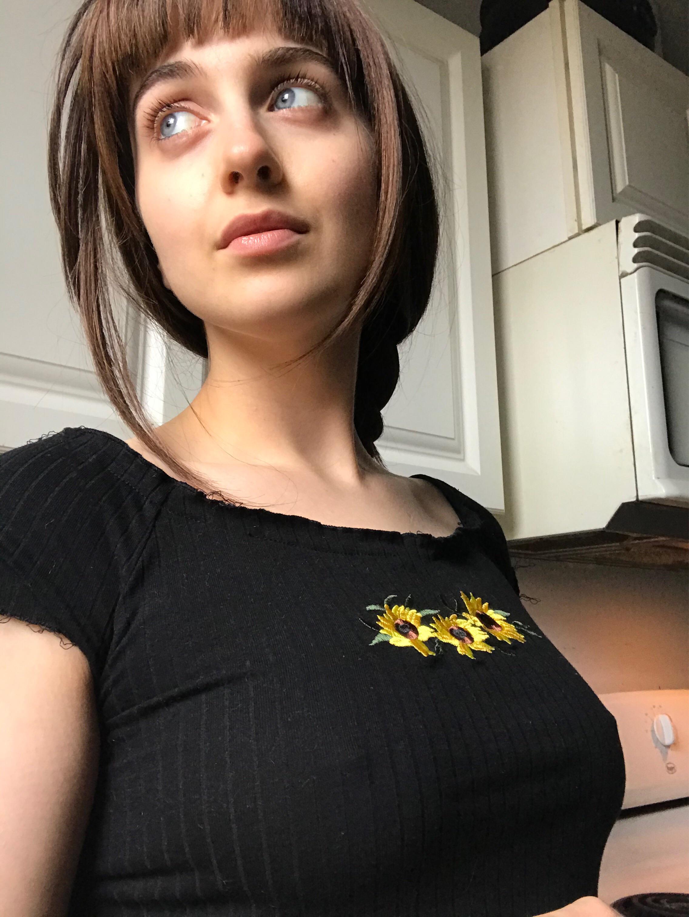 I just love how this shirt hugs me 🌻 | Scrolller