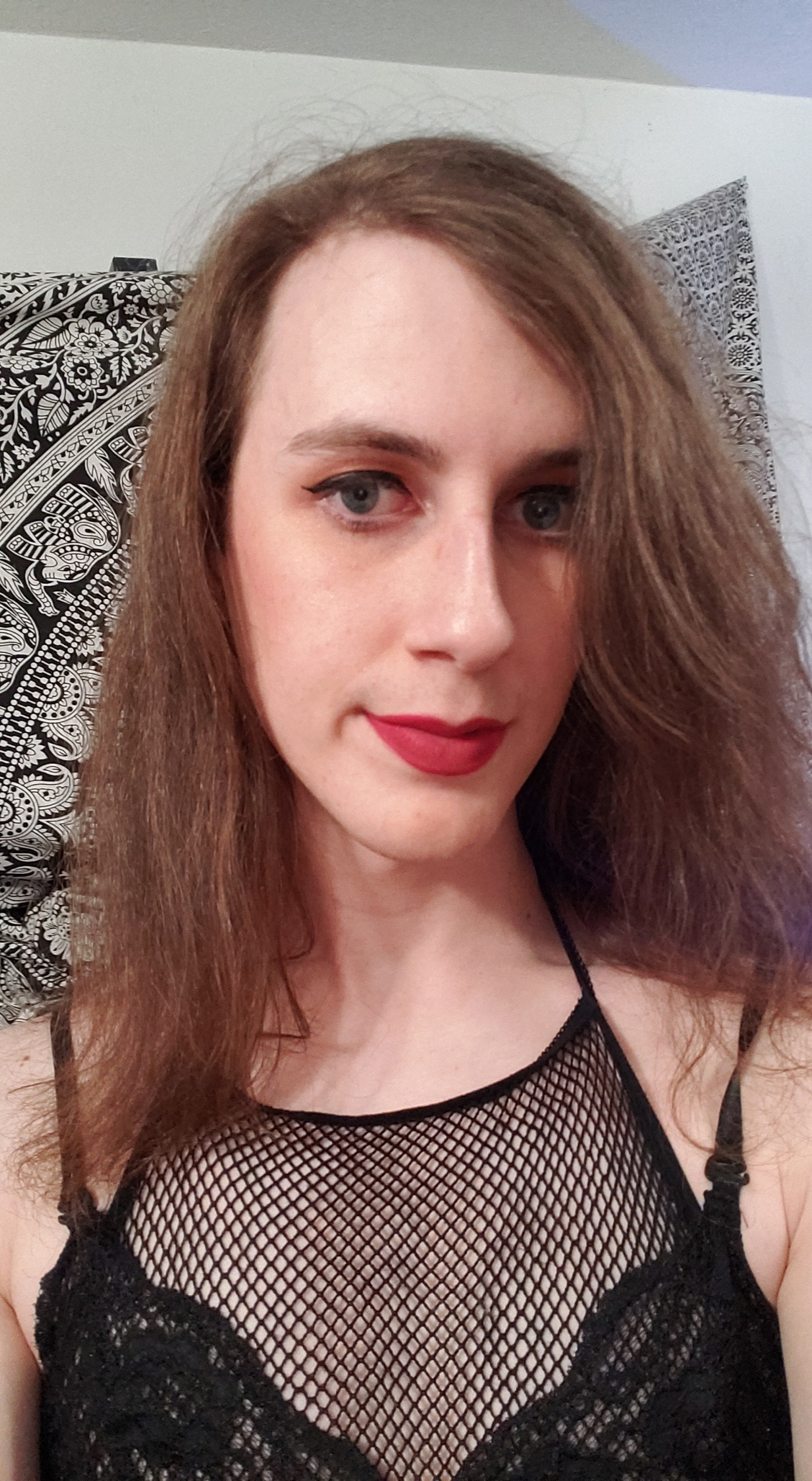 First time trying some decent makeup, actually feel pretty! | Scrolller