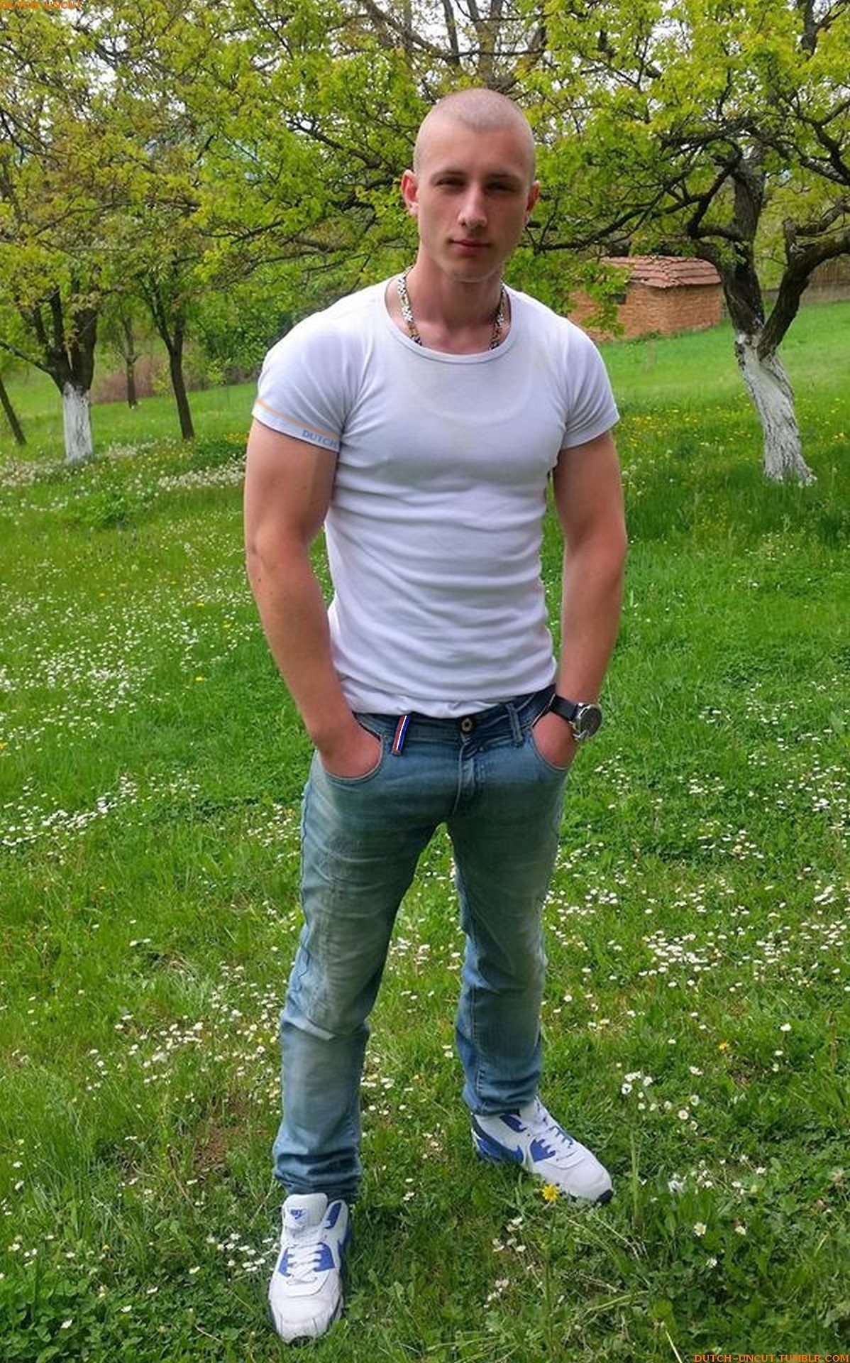 Fit guy in the garden | Scrolller