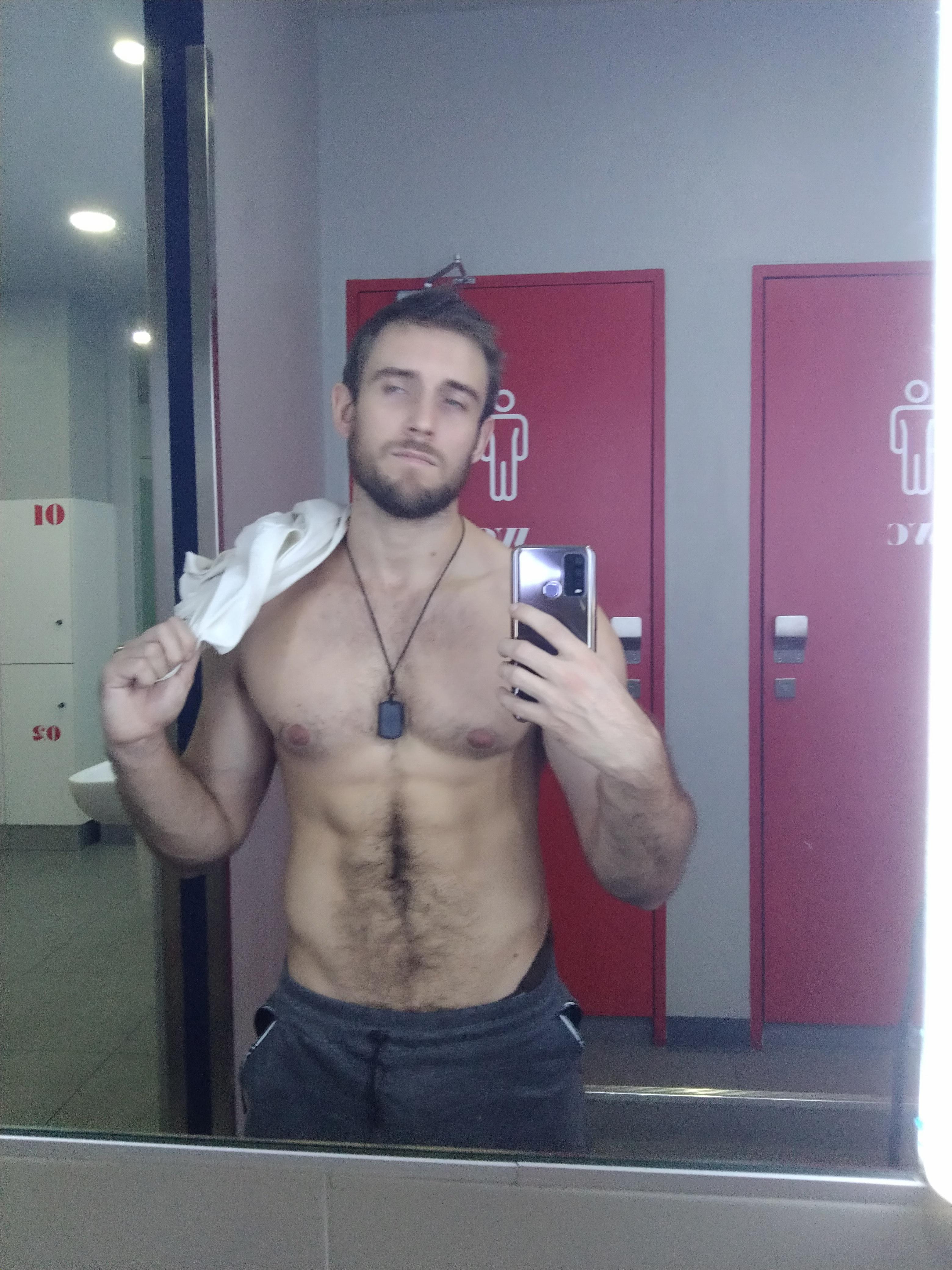 Fitness boy mirror selfie 😁 | Scrolller