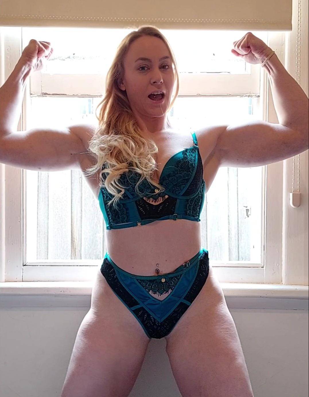 Flexing in new lingerie | Scrolller
