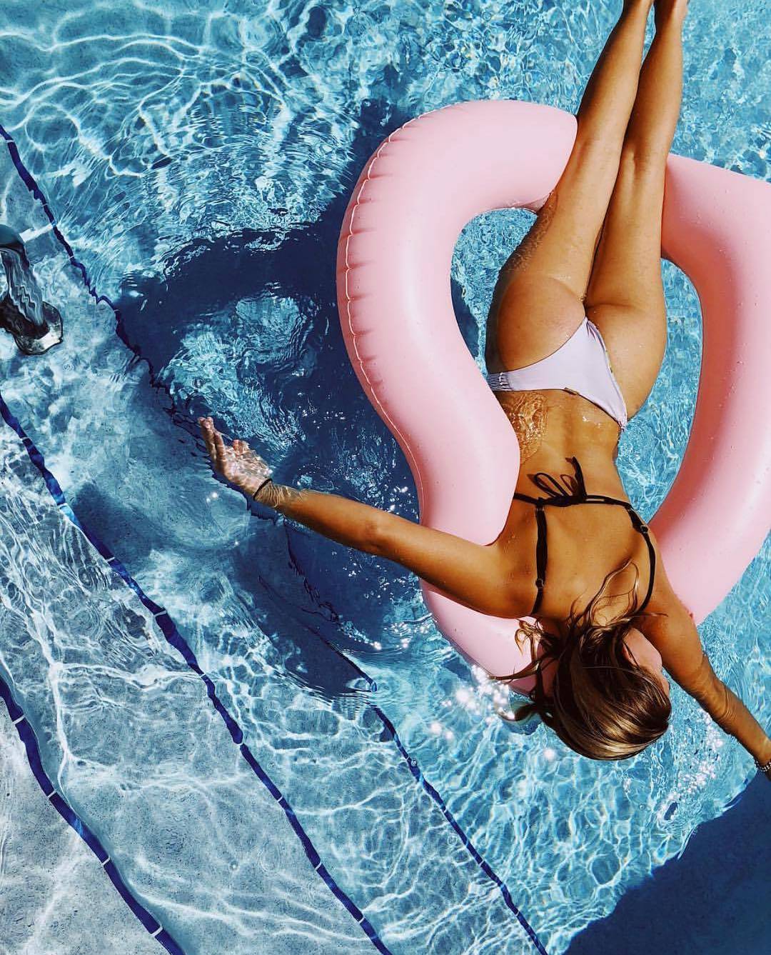 Floating | Scrolller