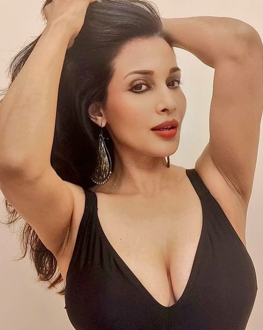 Flora Saini | Scrolller