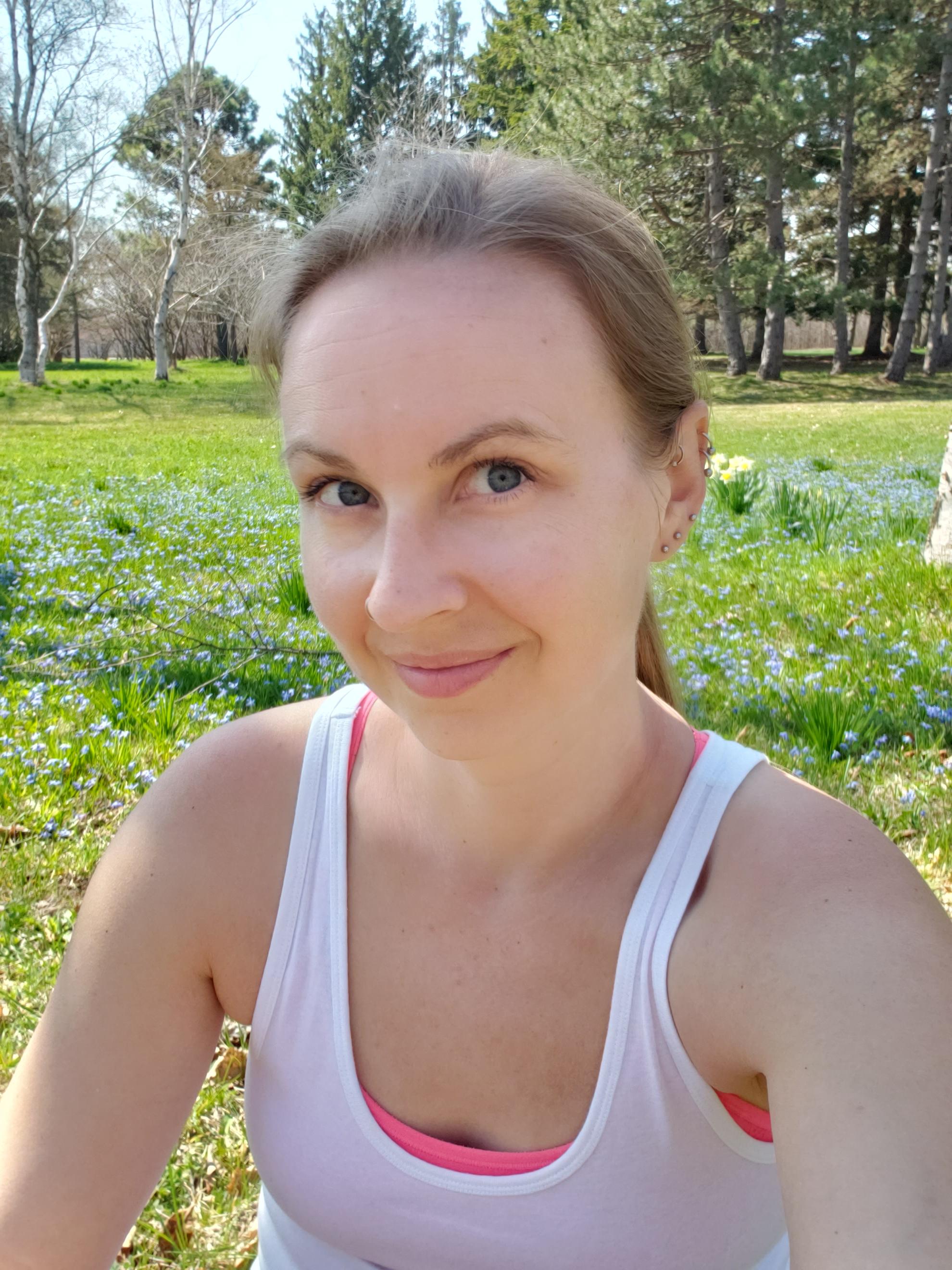Flower patch selfie! [35F] | Scrolller