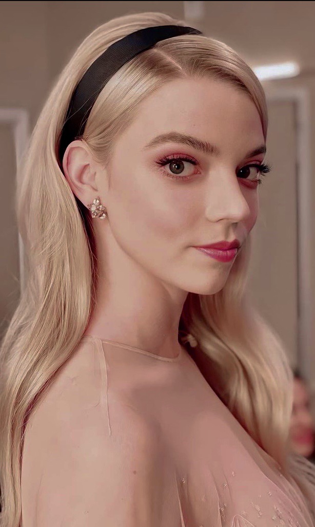 For some reason, this picture of Anya Taylor Joy gives me a uncontrollable urge to creampie her ...