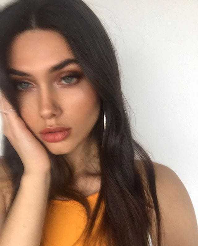 Foxy Girl | Scrolller