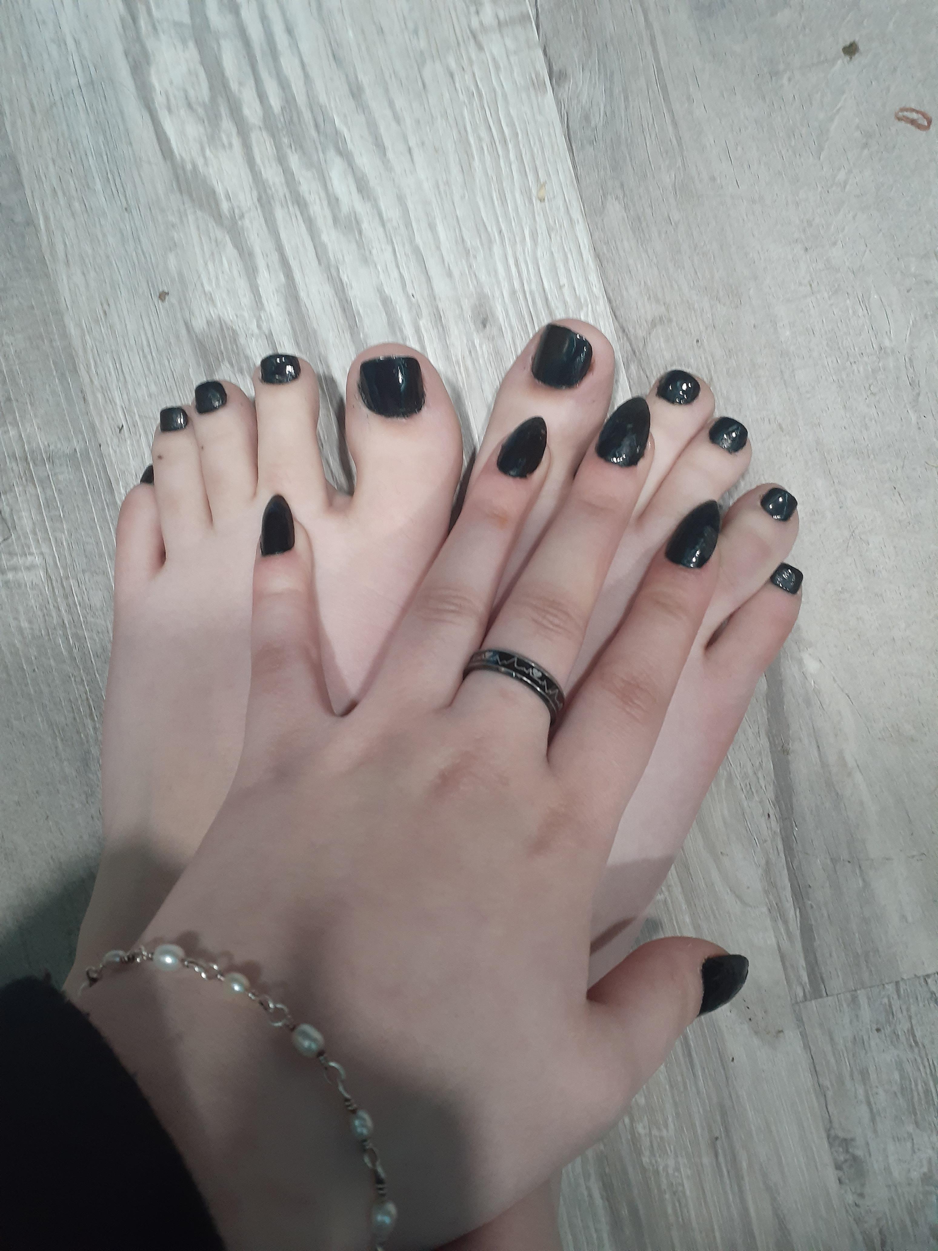 Fresh new set, anyone have any ideas for pics? 😌💕 | Scrolller