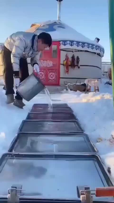 Frozen freezer | Scrolller