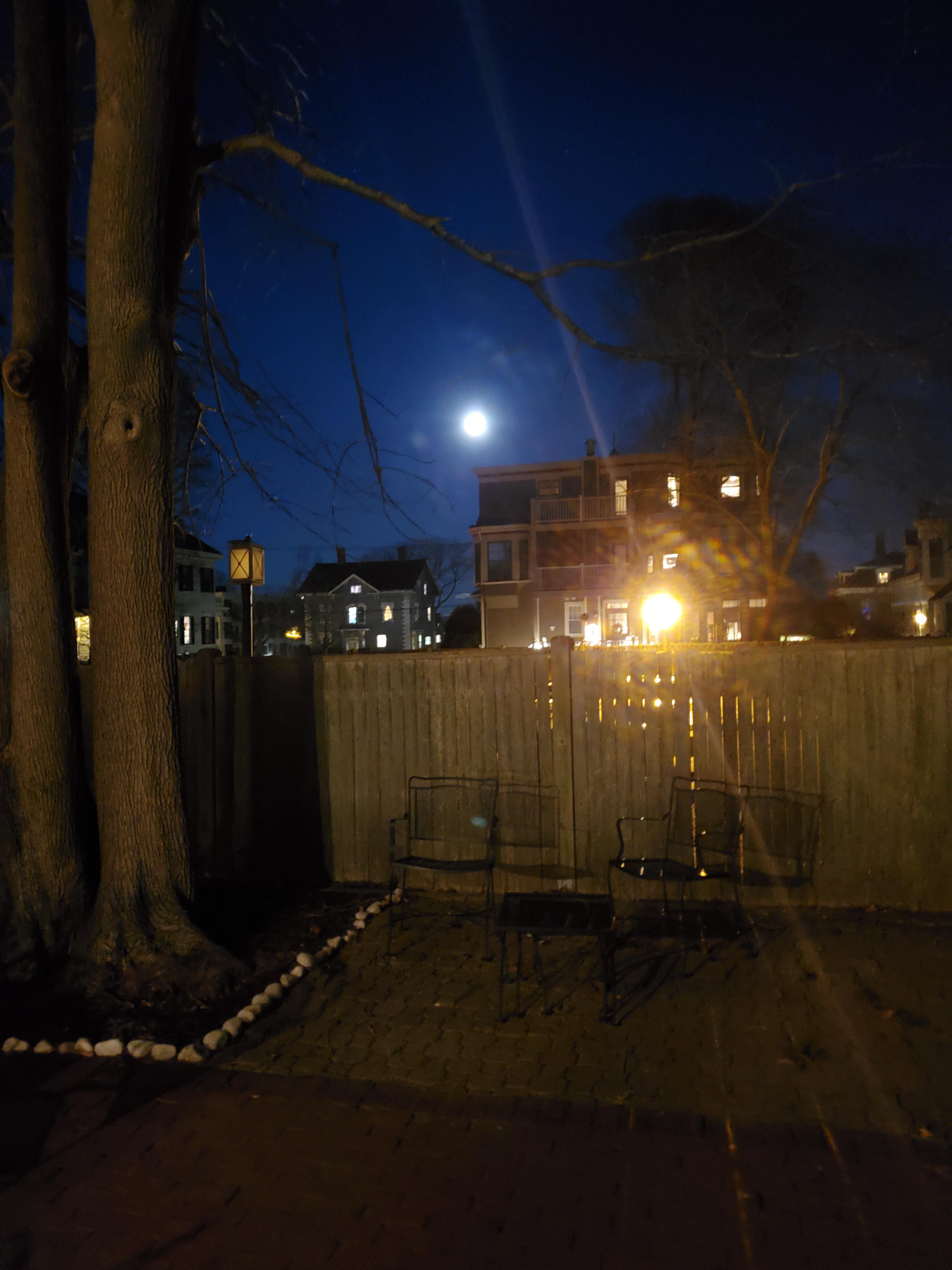 Full moon rising | Scrolller