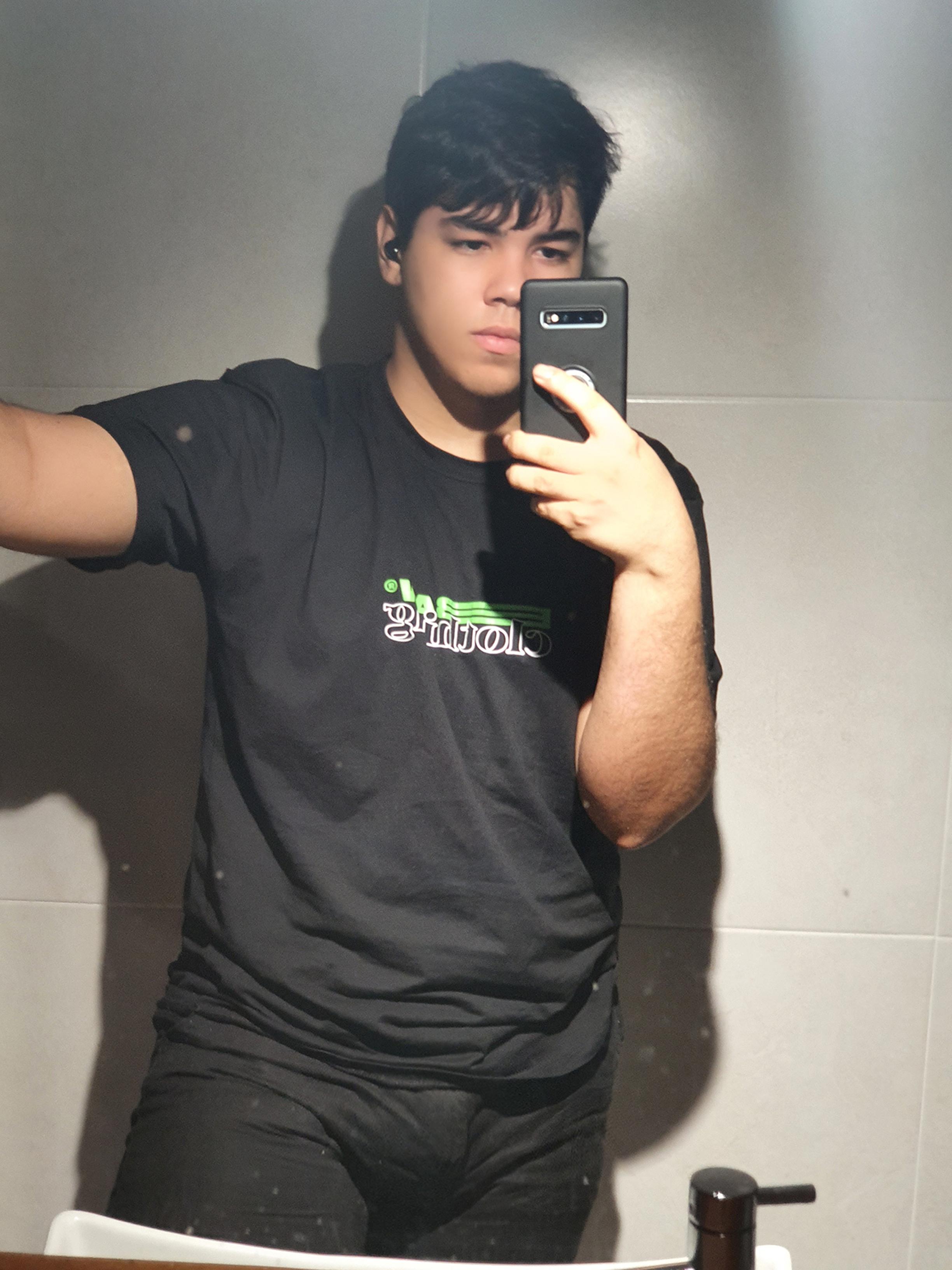 Hi guys 18 | Scrolller