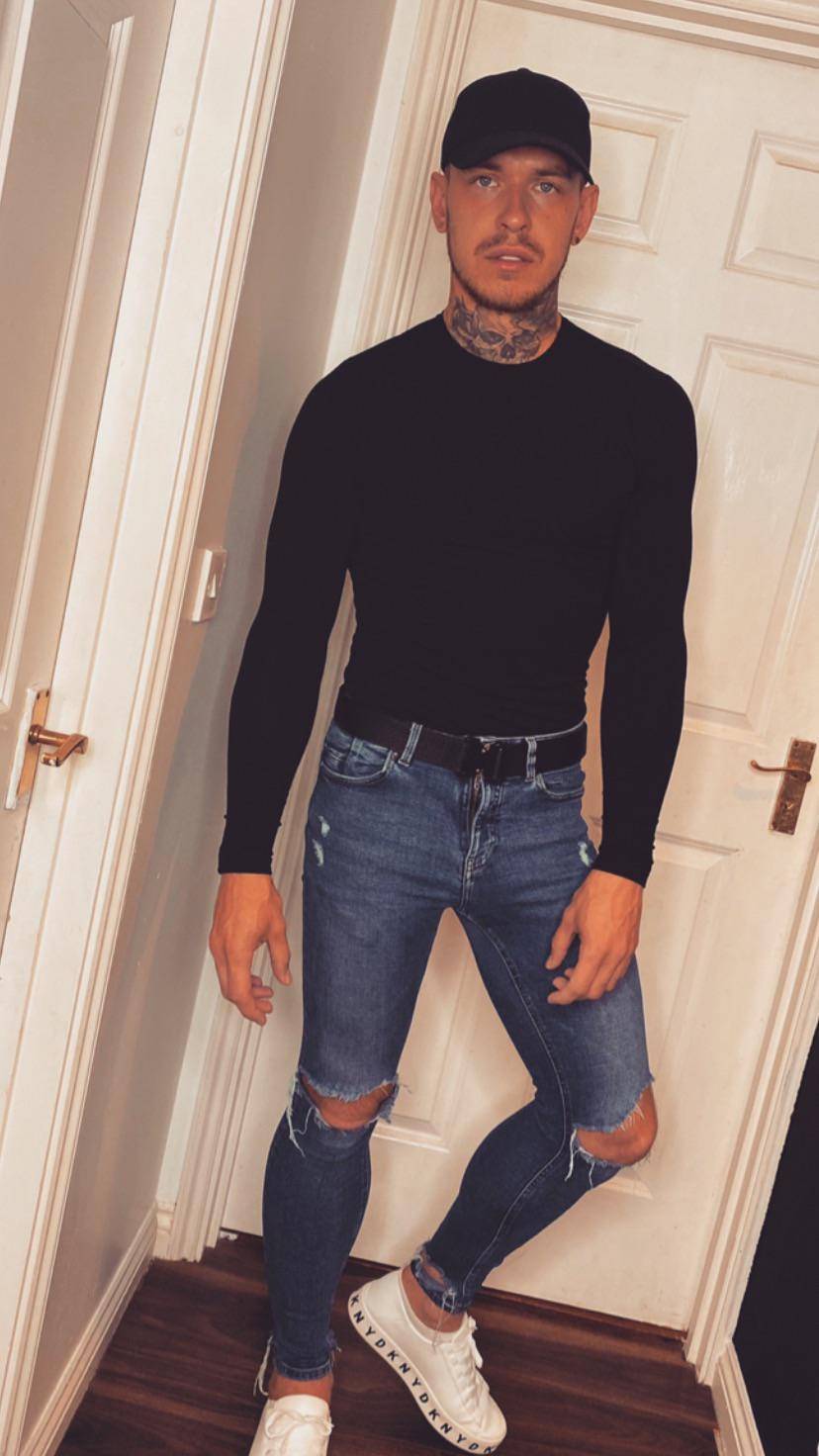 Fully dressed for a change | Scrolller