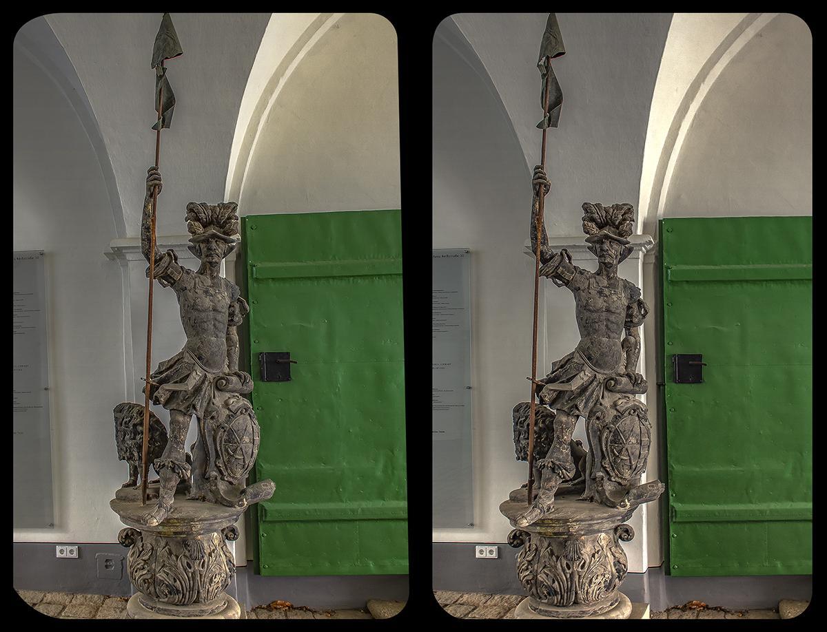 Görlitz doorway sculpture | Scrolller